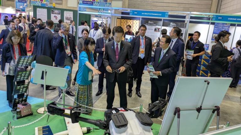 SORA Technology、TICAD9自社ブースにて岸田元首相・武藤経産大臣・西村元経産大臣を迎える | SORA Technology 株式会社